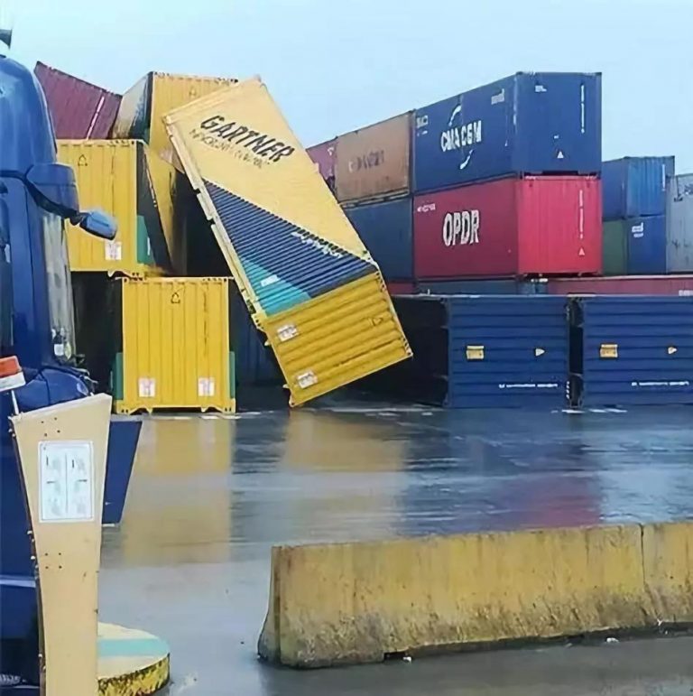 Major accident! APL container ship crashes into the bank, causing the ...